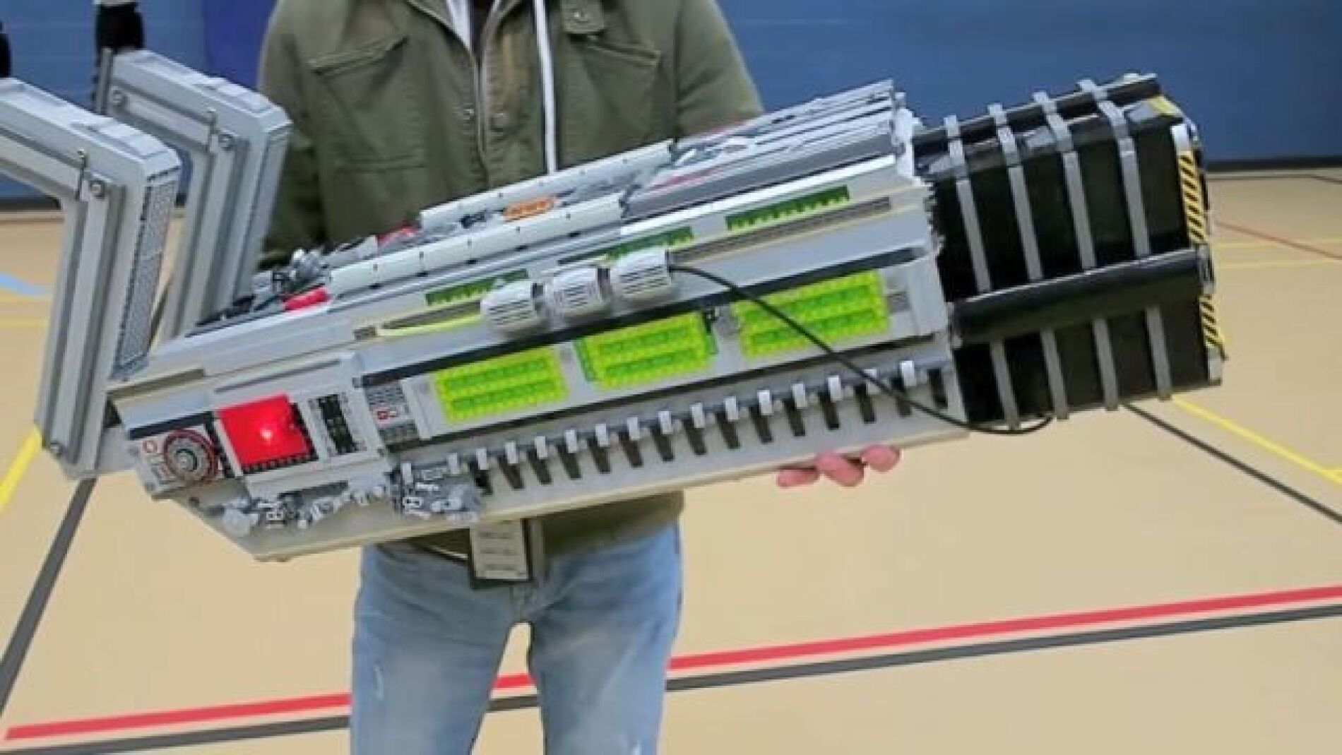 Recrean un arma de 'DOOM' con 5.000 piezas LEGO