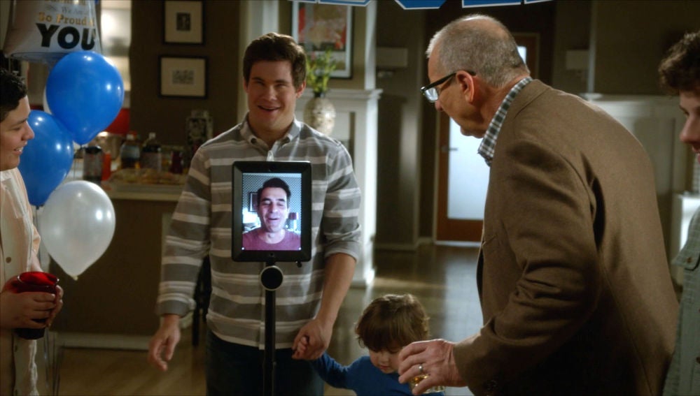 Phil se convierte en 'robot' en la graduación de Alex