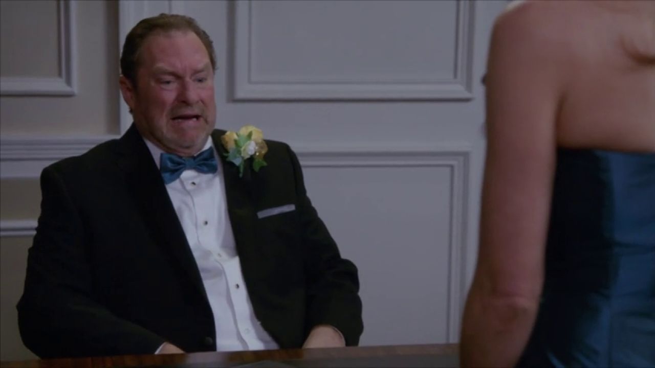 El padre de Charles duda sobre si casarse con la madre de Gina