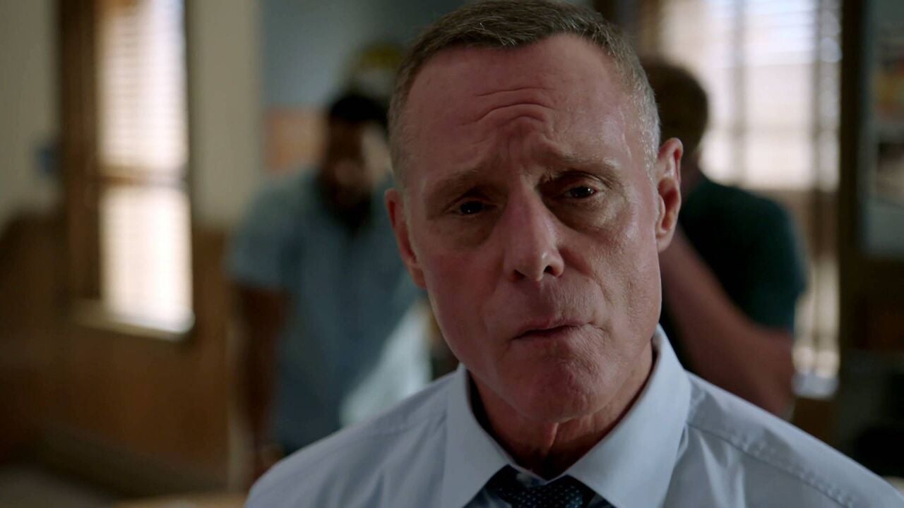 Hank Voight revive un caso del pasado tras hallar a una mujer maniatada ...