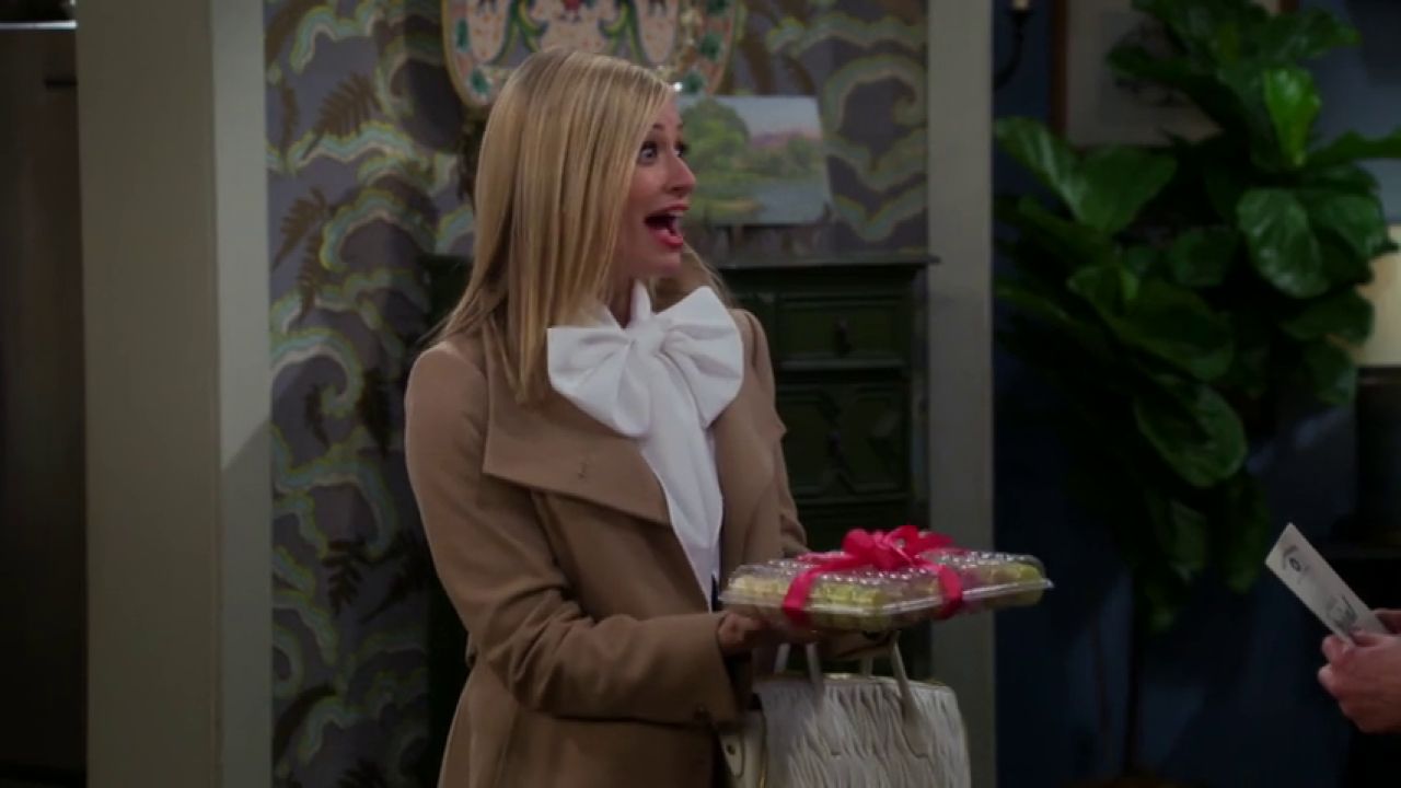 Caroline conoce a la familia de Bobby