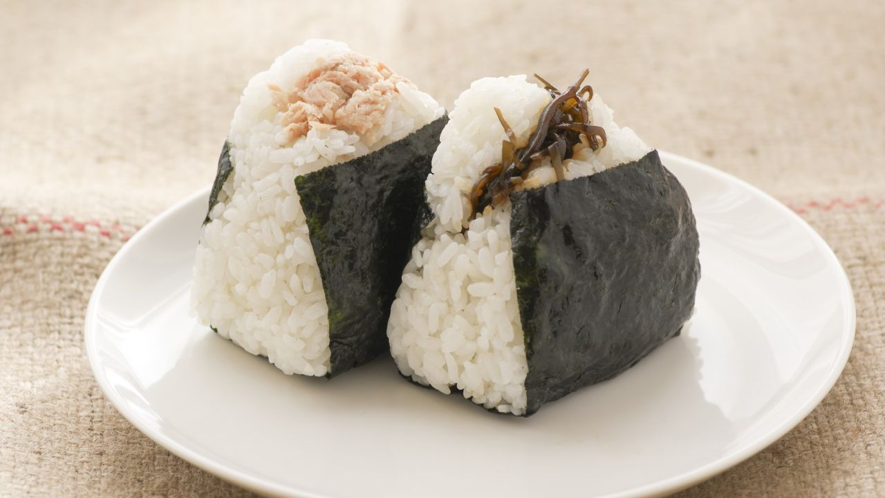 Esta es la forma correcta y educada de comer onigiri si vas a viajar a ...