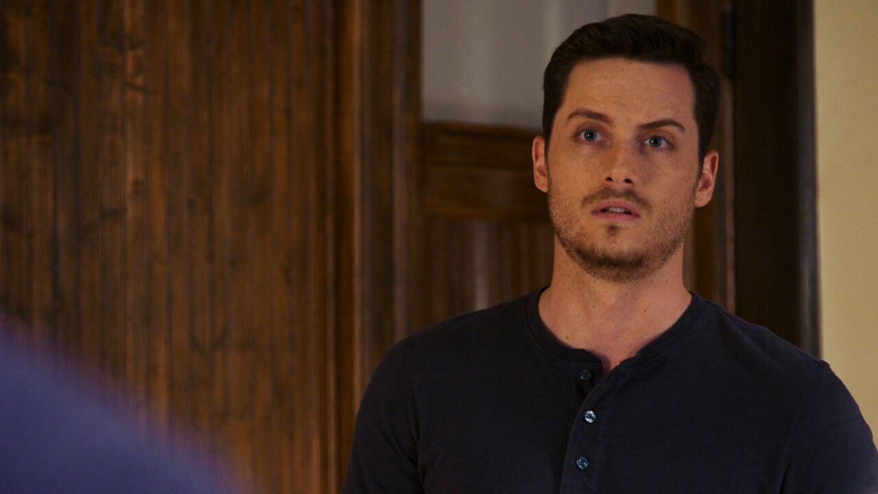 Una niña cae gravemente herida durante un tiroteo y el detective Jay ...