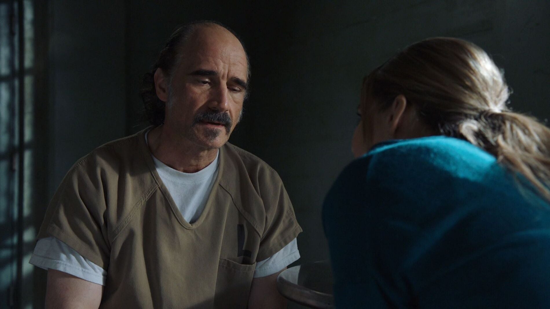 El agente Olinsky acaba en la cárcel para proteger al inspector Voight